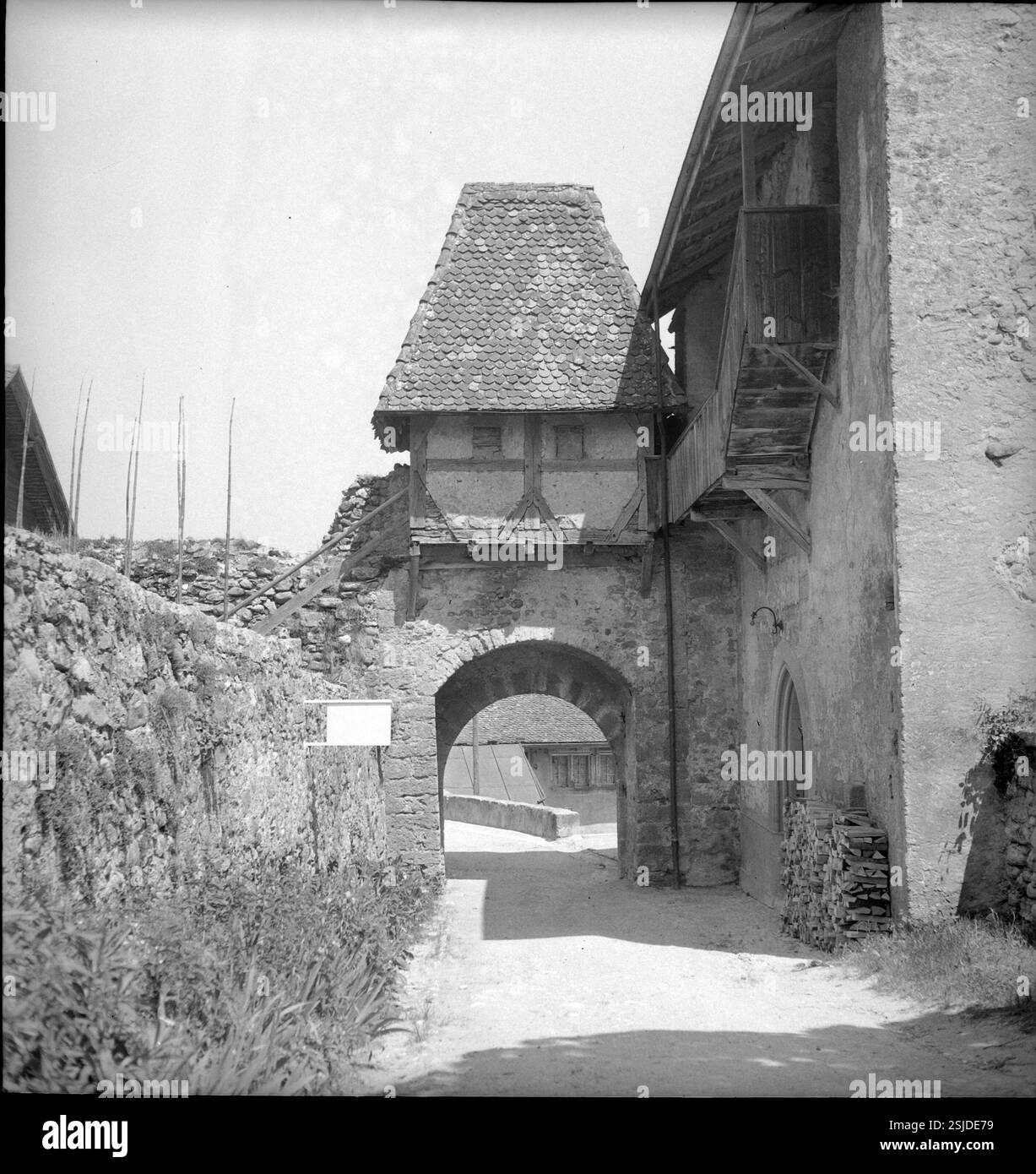 Schloss Lucens, Turm und Torbogen, 1942#Lucens castle, tower and ...
