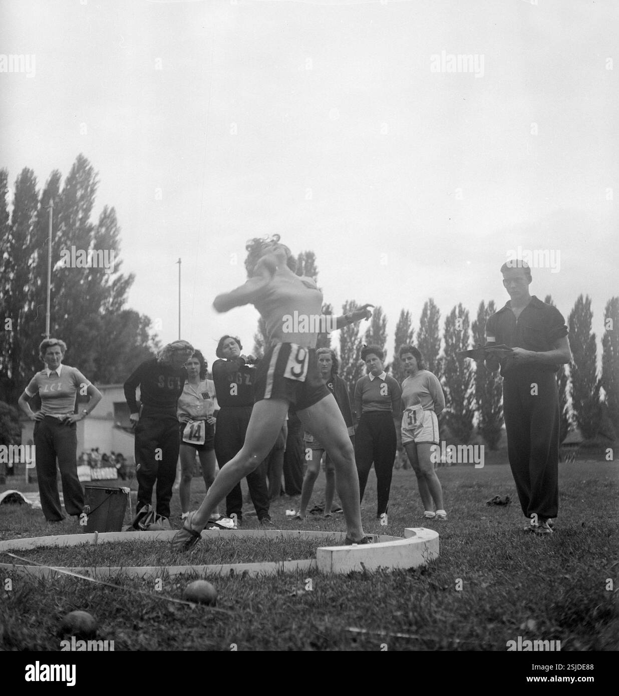 Damen-SM 1945 Lausanne: Gret Bolliger siegt im Kugelstossen#Ladies ...