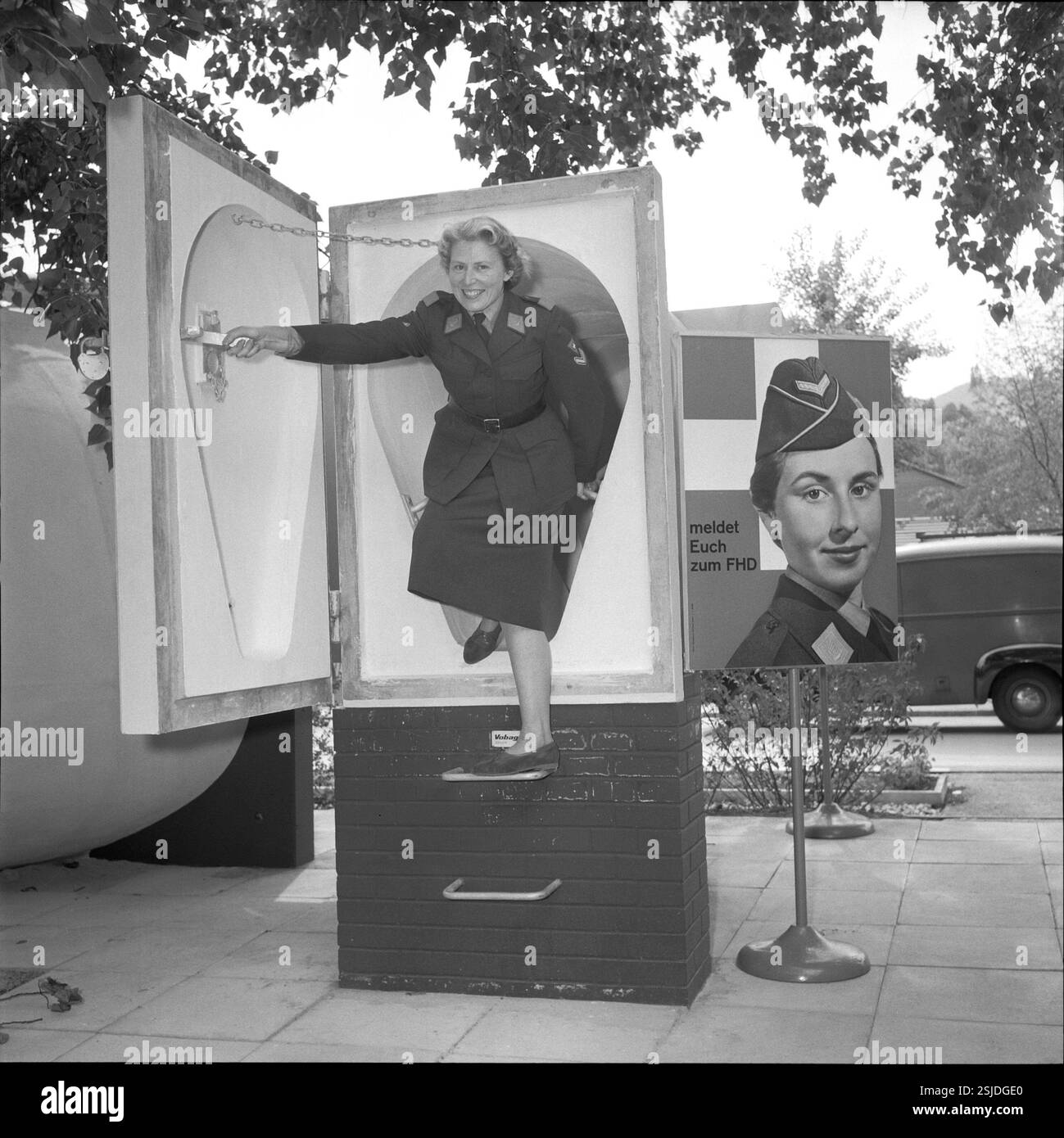 Soldatin an der SAFFA 1958#Female soldier at the SAFFA fair 1958- RDB ...