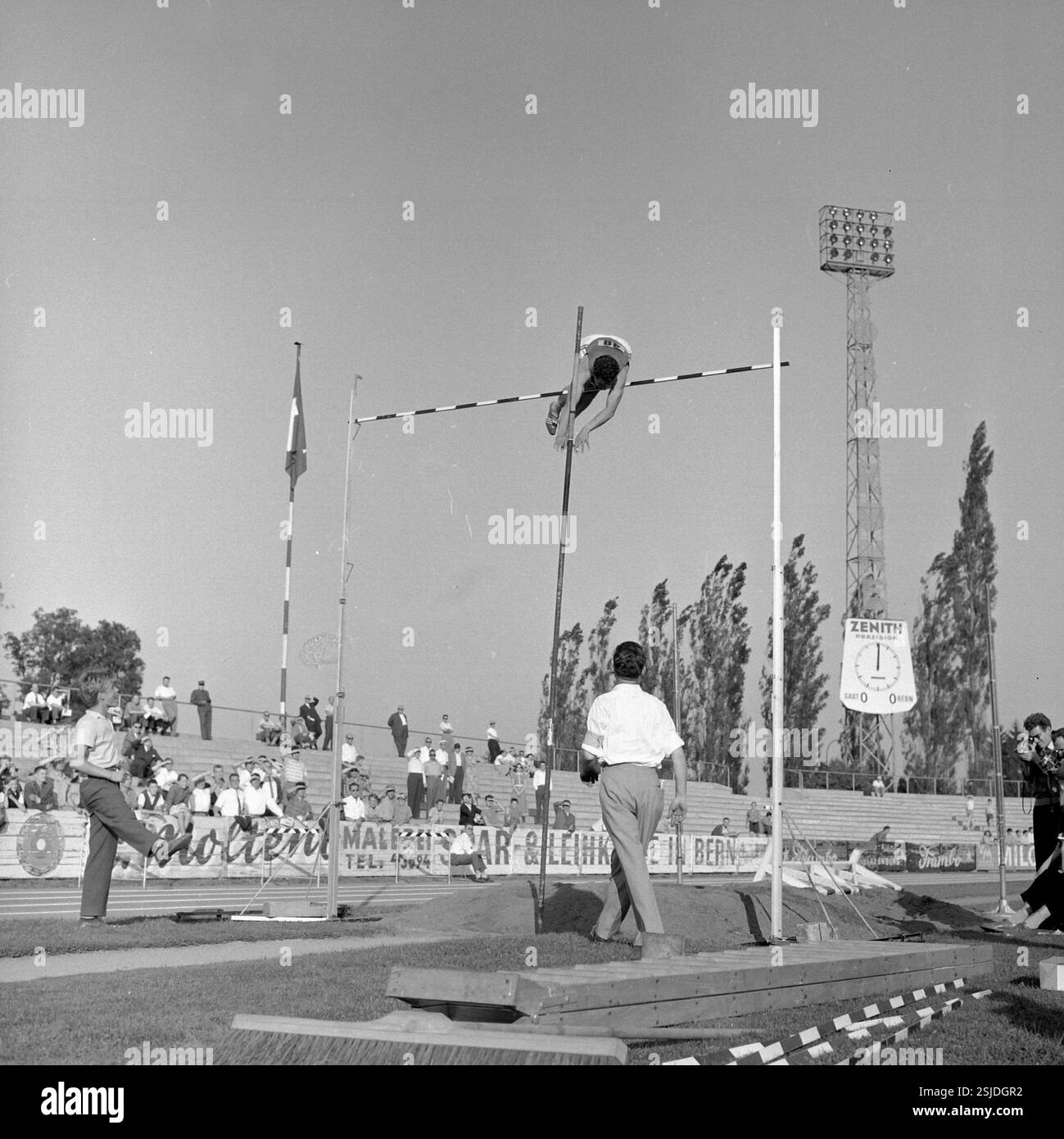 Leichtathletik-SM 1957 Bern: Walter Hofstetter seiht im Stabhochsprung# ...