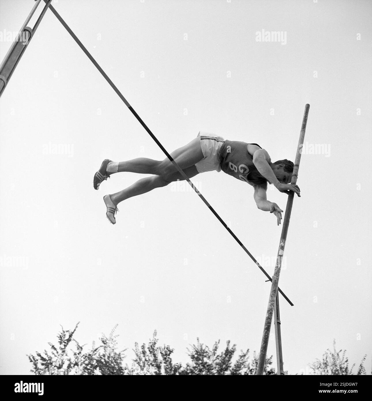 Leichtathletik-SM 1959 Basel, Stabhochsprung: Walter Hofstetter siegt# ...