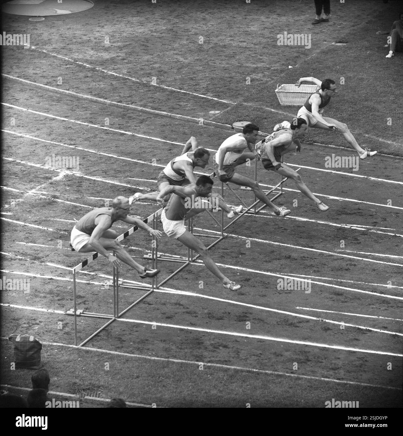 Leichtathletik-SM 1958 Zürich, Finale 110m Hürden: Tschudi (Bahn 3) siegt#Athletics swiss ...