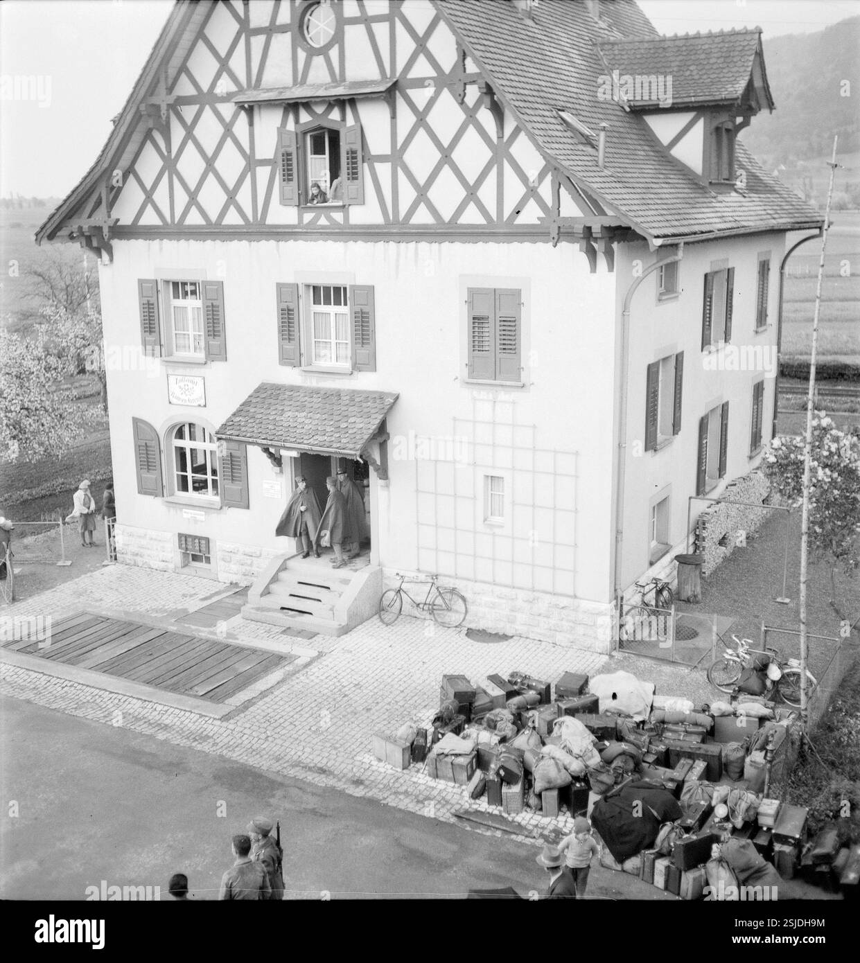 Nordgrenze#Northern border--- Zollamt in Ramsen, April 1945#Customs ...