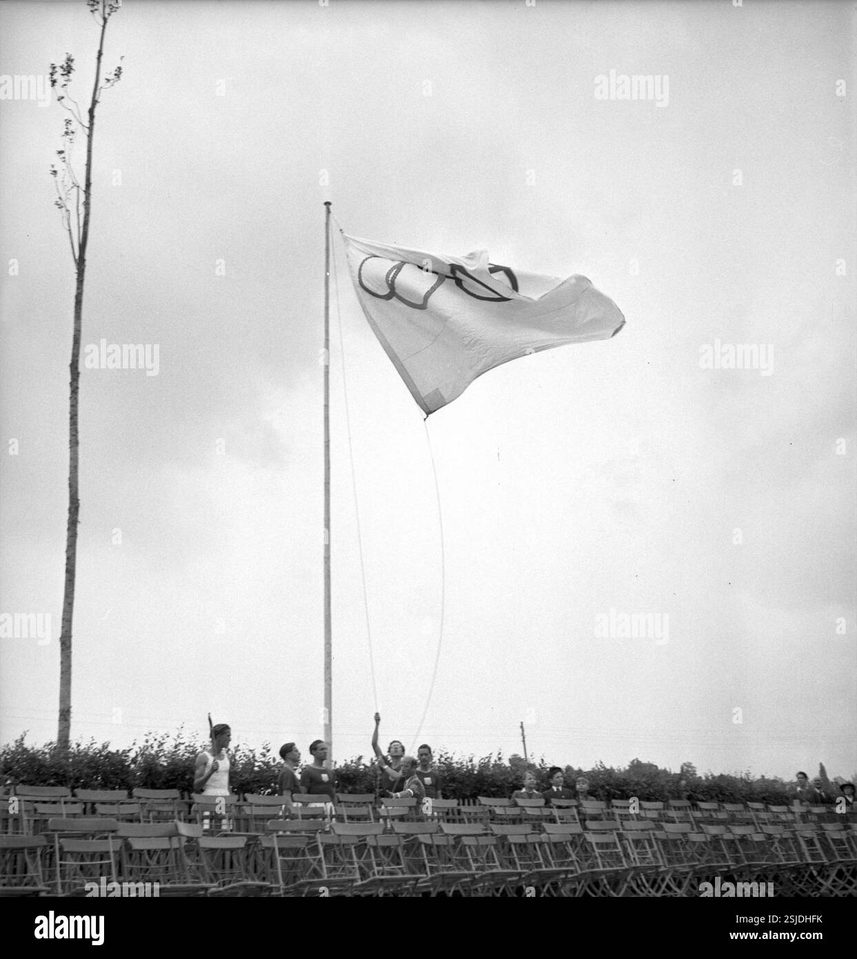 Leichtathletik-Meeting in Lausanne 1944: Olympiafahne flattert im Wind# ...