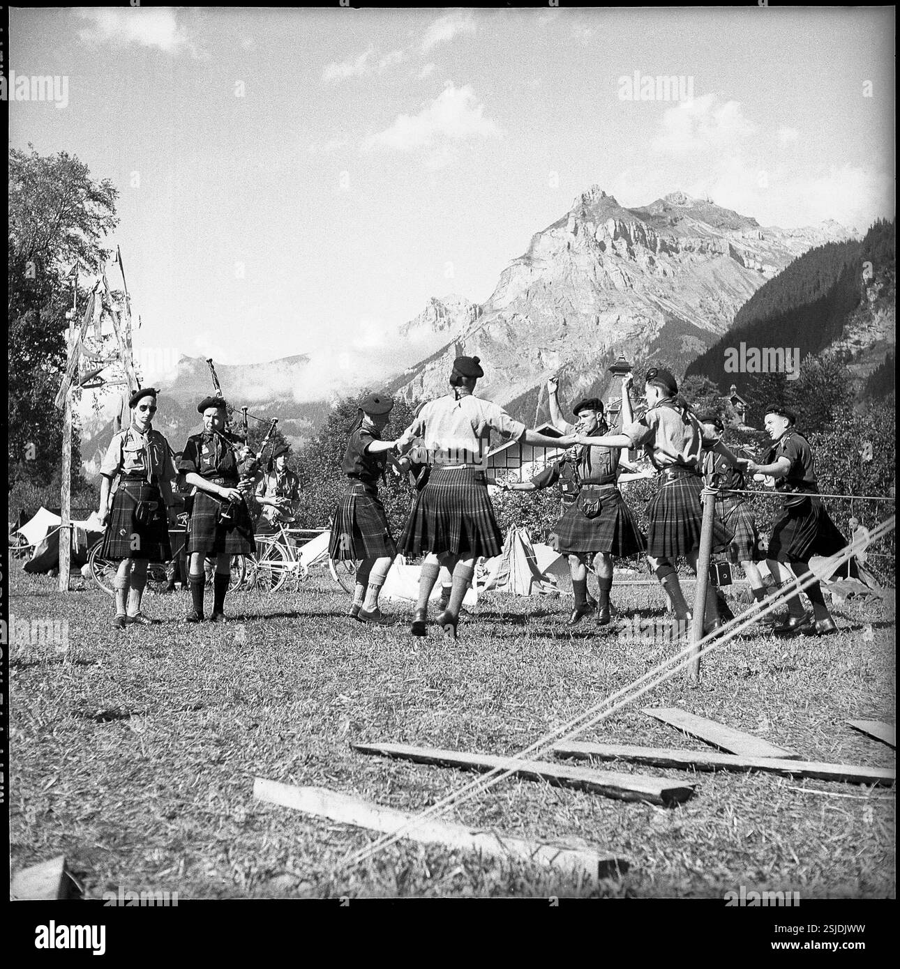 Schottische Rover beim Tanzen im Freien # Scottish Rover, dancing ...