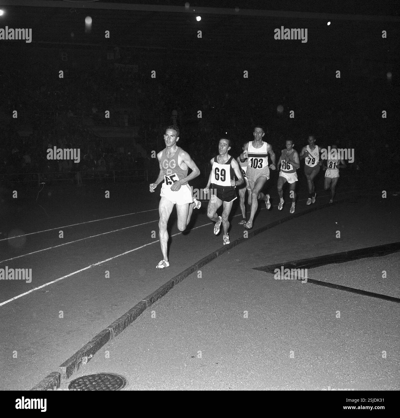 Winner of the 5000m Black and White Stock Photos & Images - Alamy