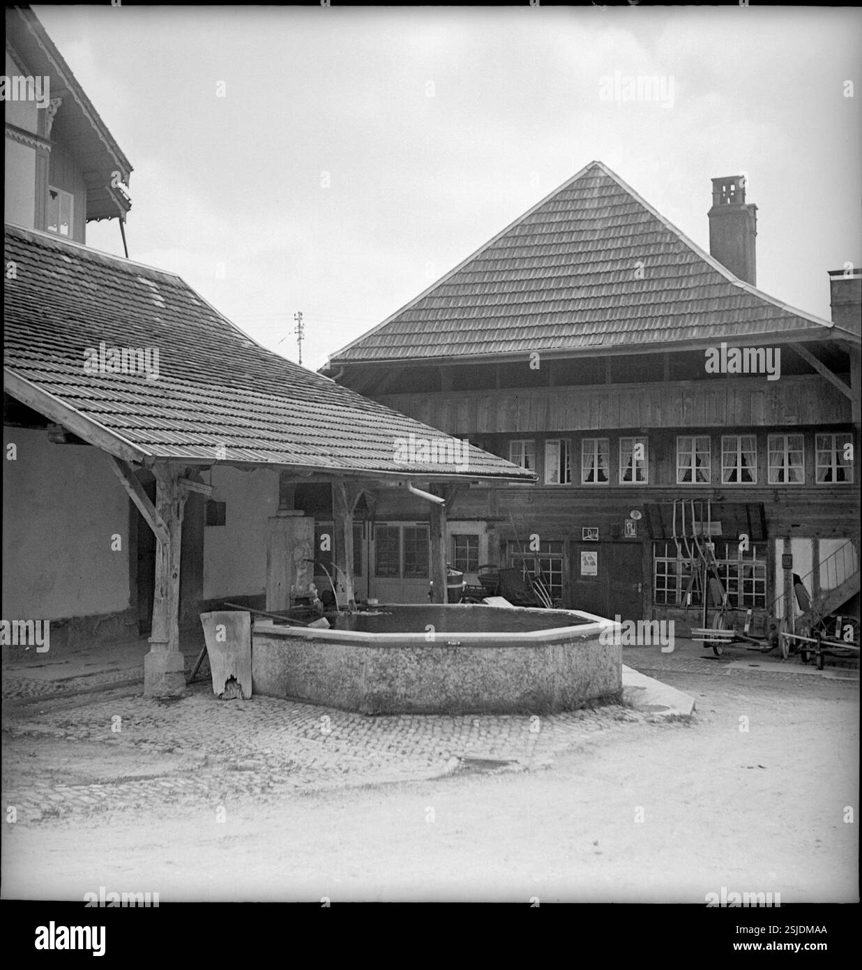 Brunnen bei Emmentaler Bauernhaus in Sumiswald 1939#Fountain in the ...