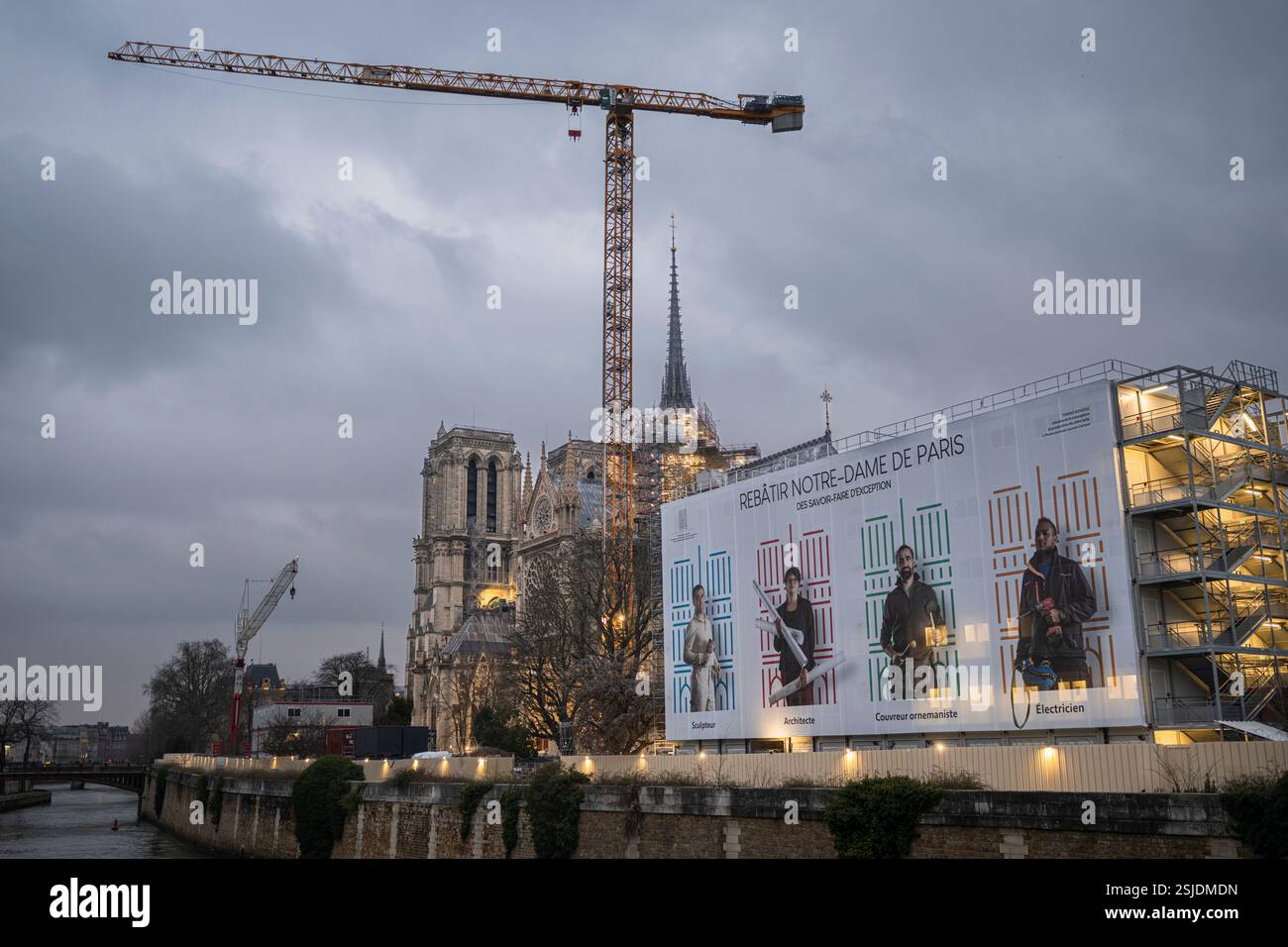 Poster promoting Rebâtir Notre-Dame de Paris, book tellis story of the ...