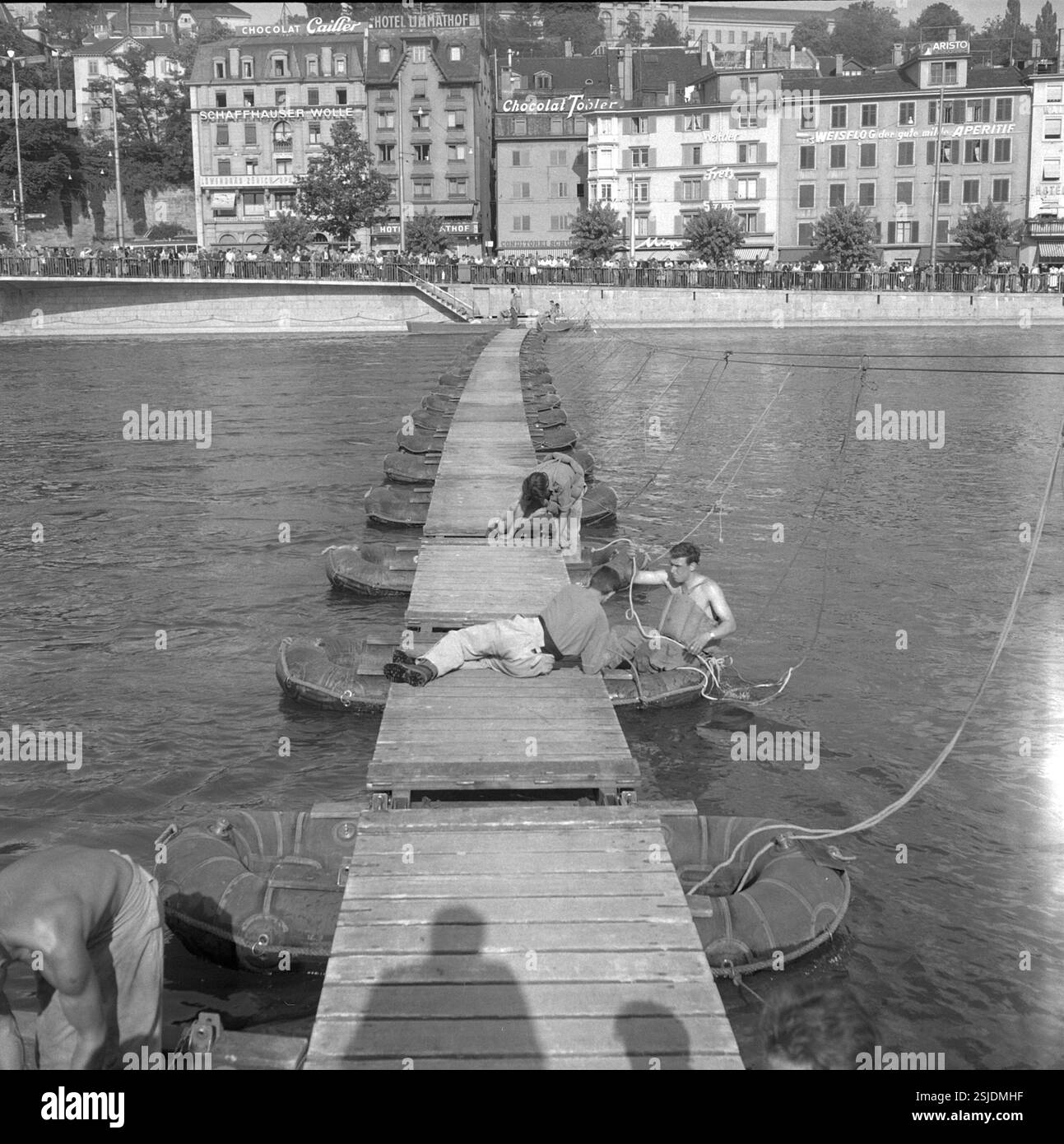 Bau einer Pontonbrücke, Schlauchbootsteg über die Limmat neben ...