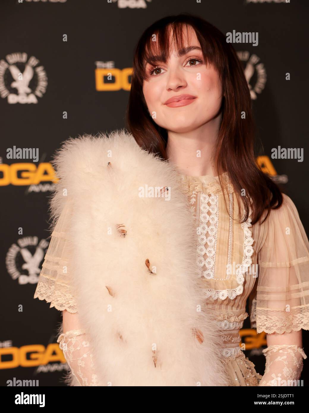 Beverly Hills, Eua. 07th Feb, 2025. Actress MAUDE APATOW walks the red ...