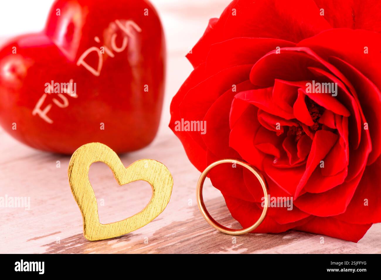 Valentinstag Eine Rose und ein Herz als Gruß zum Valentinstag ...