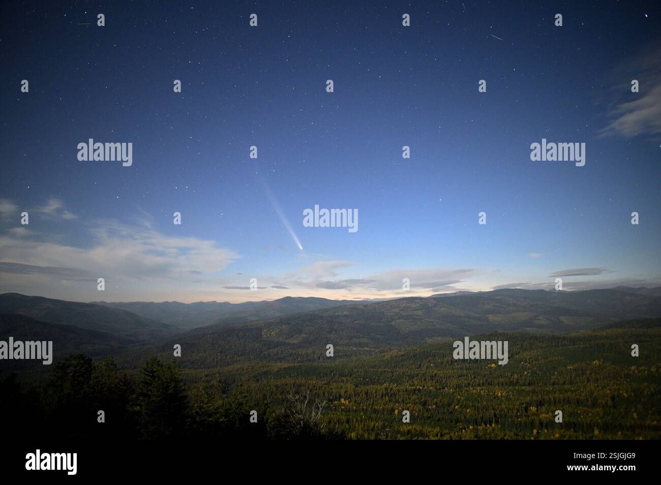 Comet Tsuchinshan-ATLAS in the night sky over the Purcell Mountains ...