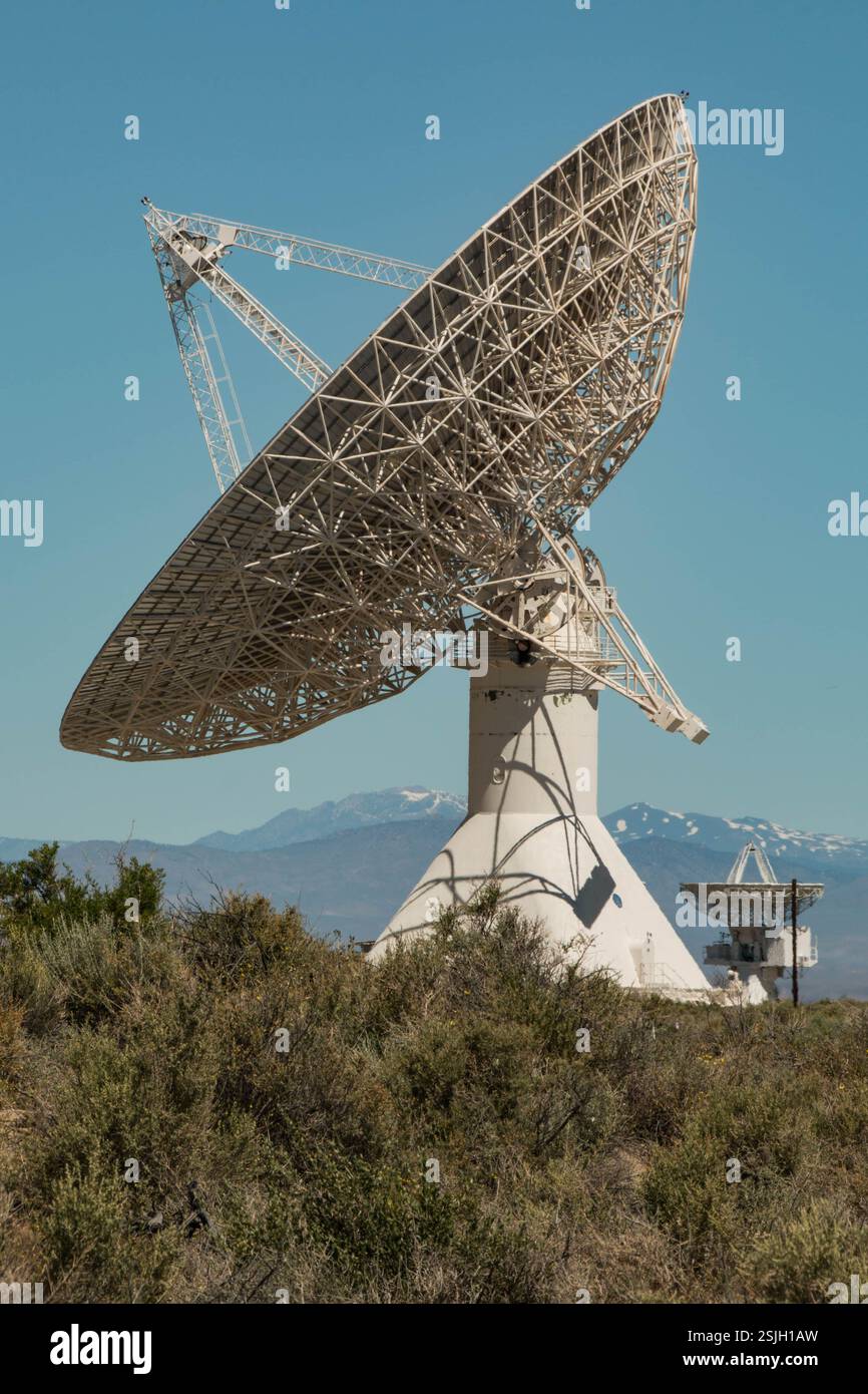 Side view of a huge satellite dish at the Owens Valley Radio ...