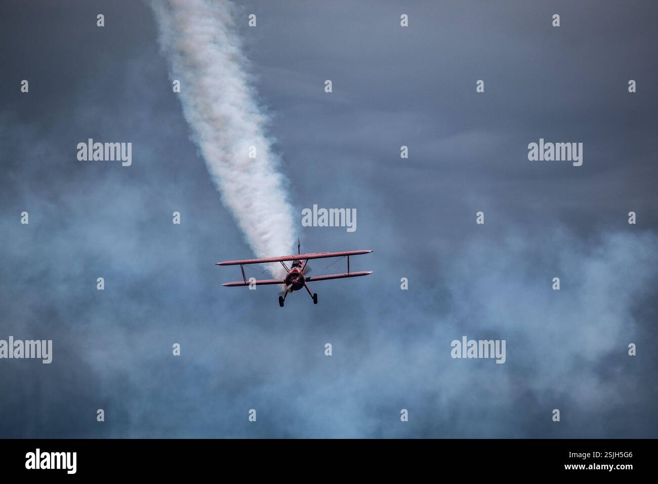Antique biplane aircraft flying hi-res stock photography and images - Alamy