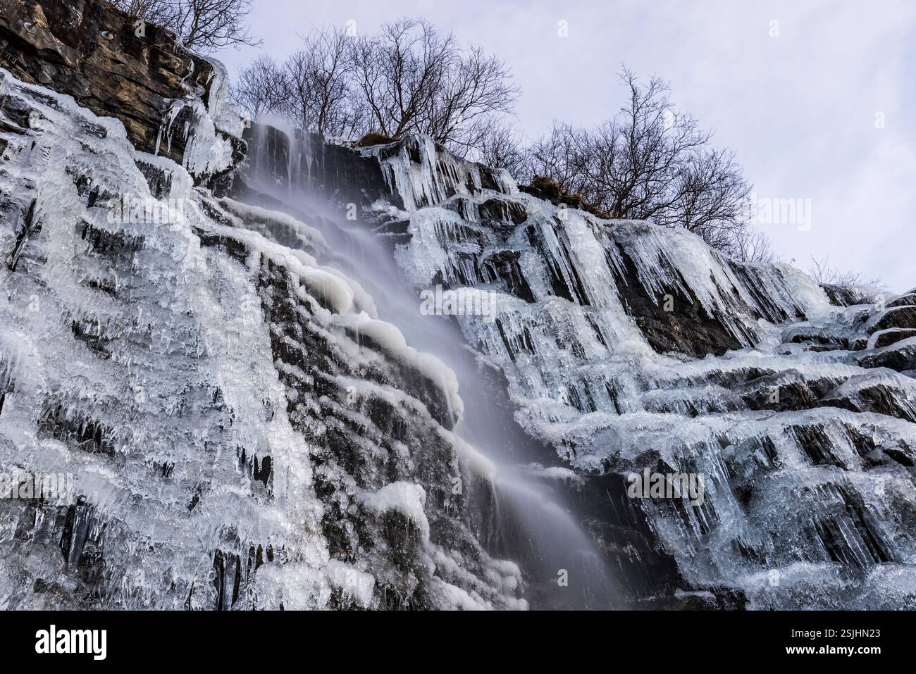 A half frozen waterfall hi-res stock photography and images - Alamy