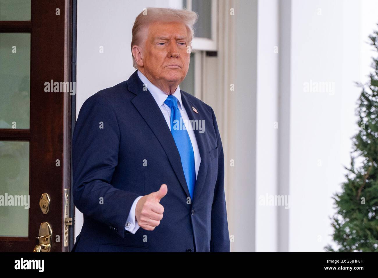 President Donald Trump gives thumbs up as Jordan's King Abdullah II ...