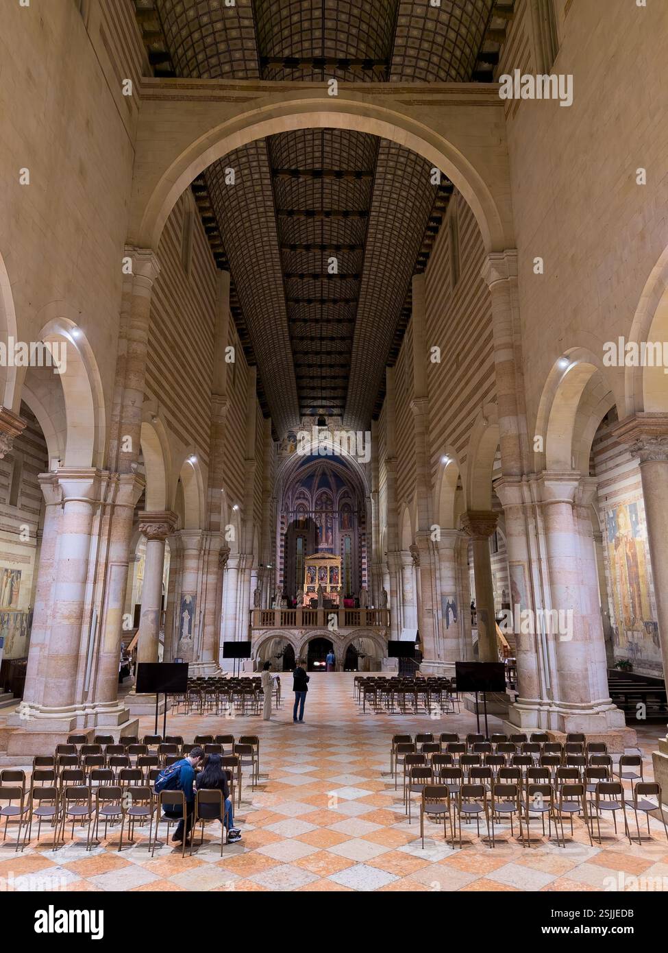 VERONA, ITALY - OCTOBER 28, 2024: Interior of Basilica di San Zeno ...