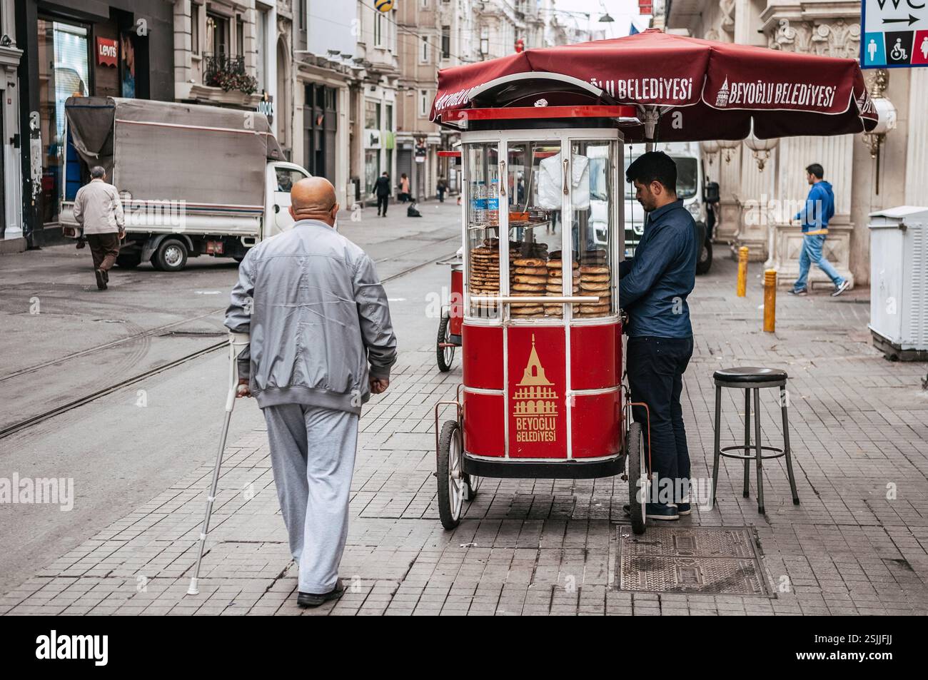 Simit seller with his cart on İstiklal Avenue in Istanbul, Turkey Stock ...