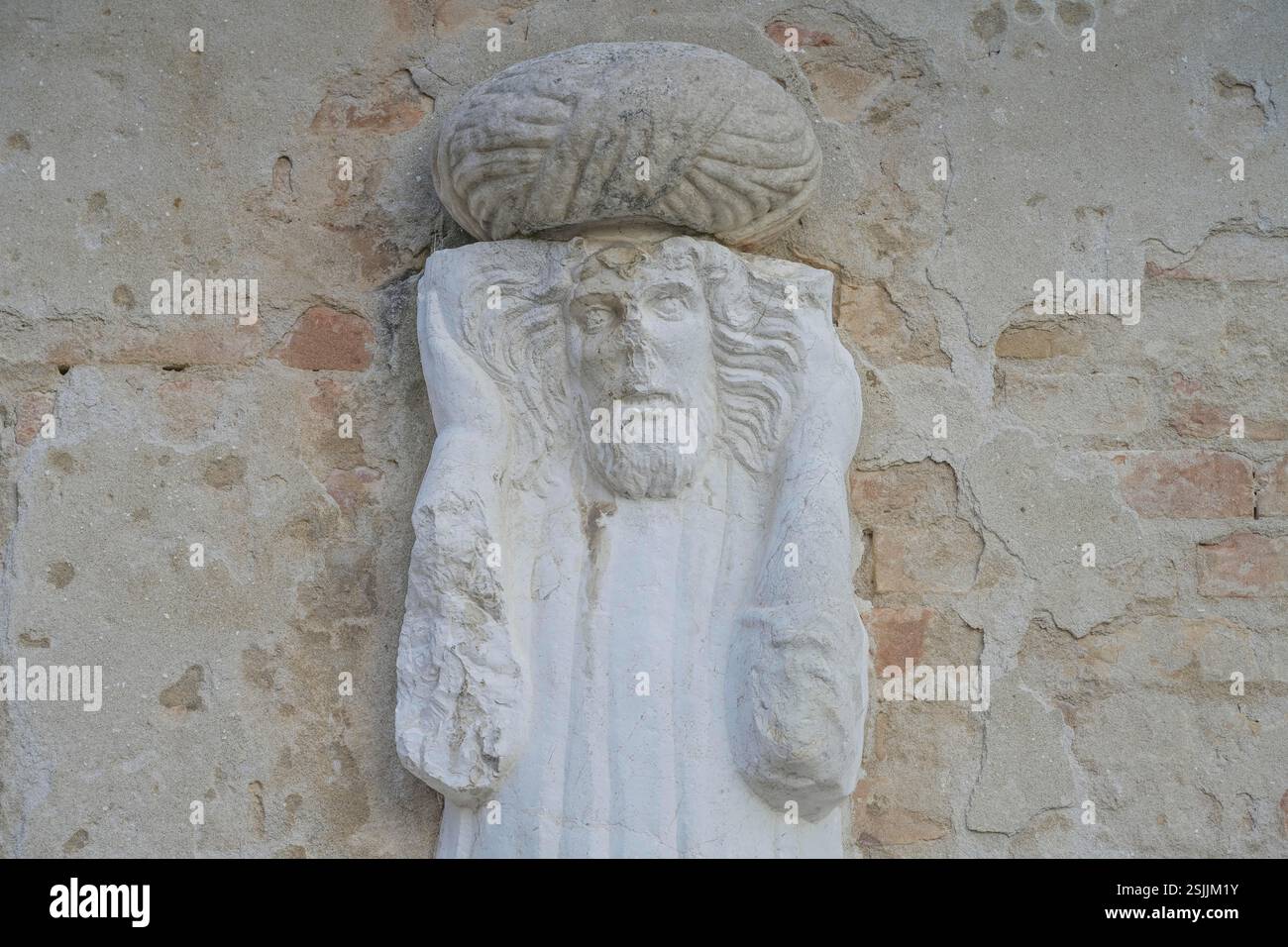 Eine der Statuen der Brüder Mastelli am Campo dei Mori, Venedig ...