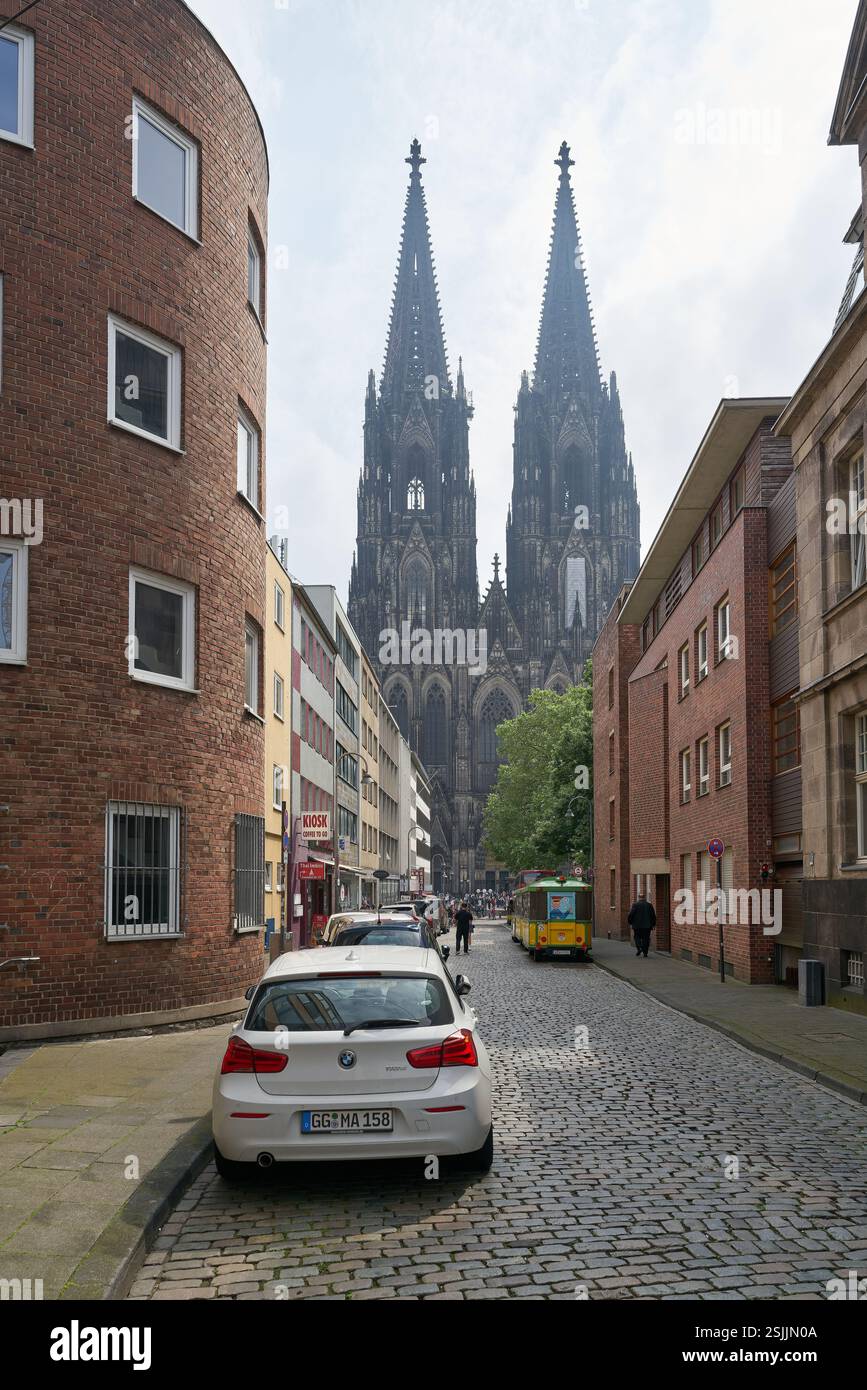 Street in Cologne with a view of the landmark, Cologne Cathedral Stock ...