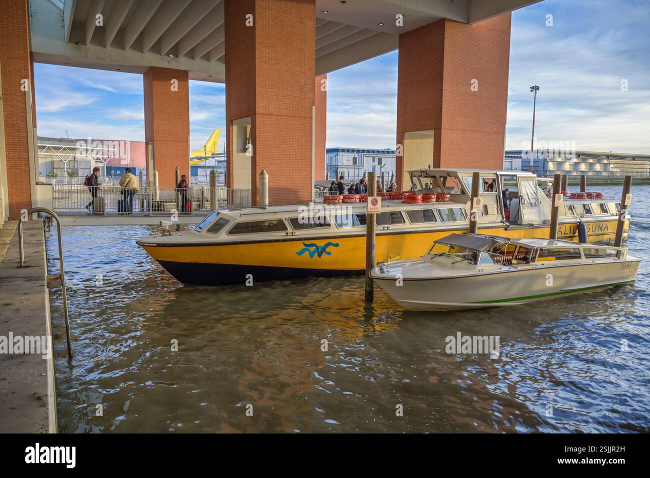 Hafen, Abfahrt der Speedboote am Flughafen Marco Polo, Venedig ...