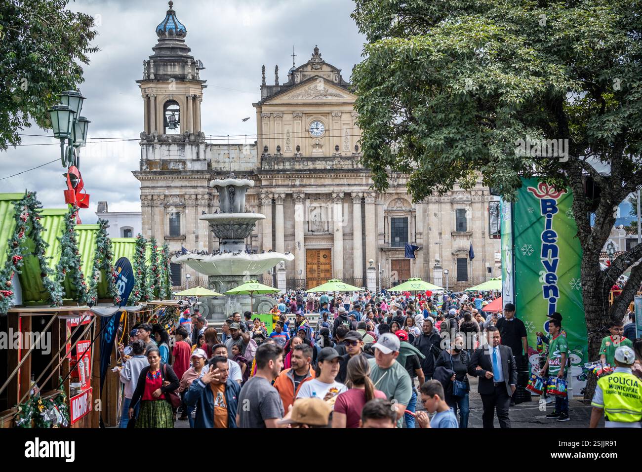 Christmas Fair at the Catedral Metropolitana de Santiago de Guatemala ...