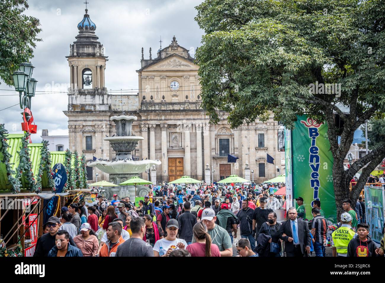 Christmas Fair at the Catedral Metropolitana de Santiago de Guatemala ...