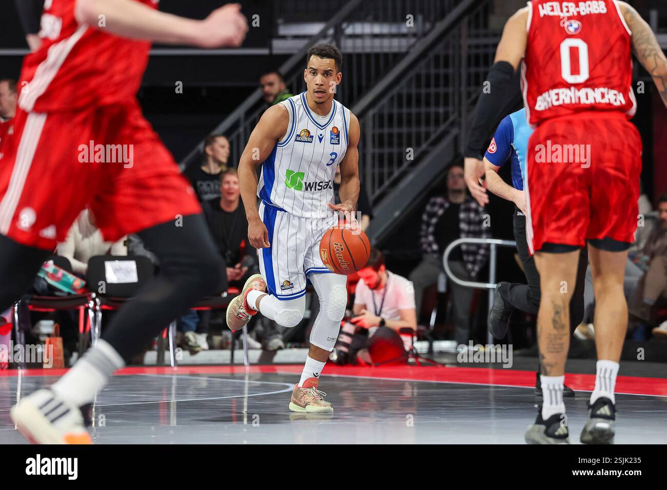 Garai Zeeb (Frankfurt Skyliners, #03) mit Ball, GER, FC Bayern Muenchen ...