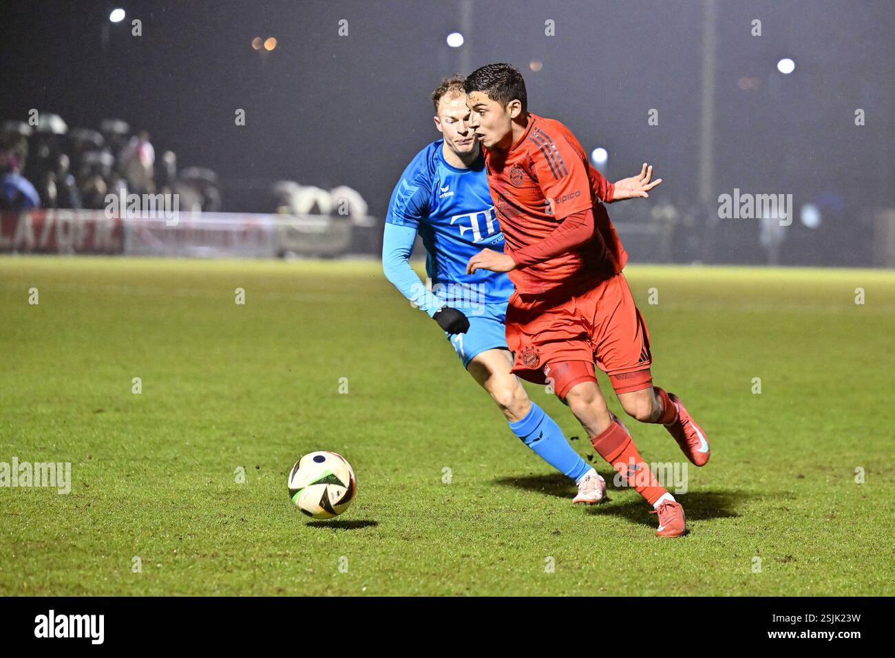 im Duell Simon HUBER und Davide Dell?ERBA (FC Bayern M?nchen II #3 ...