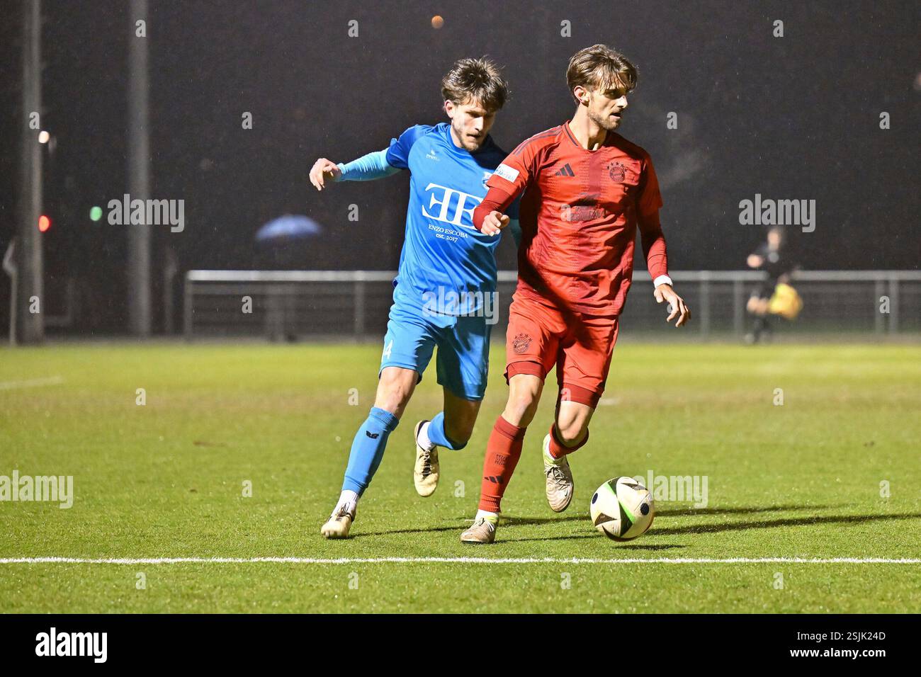 Im Duell Lukas PAUNERT und Luca DENK (FC Bayern M?nchen II #6 ...