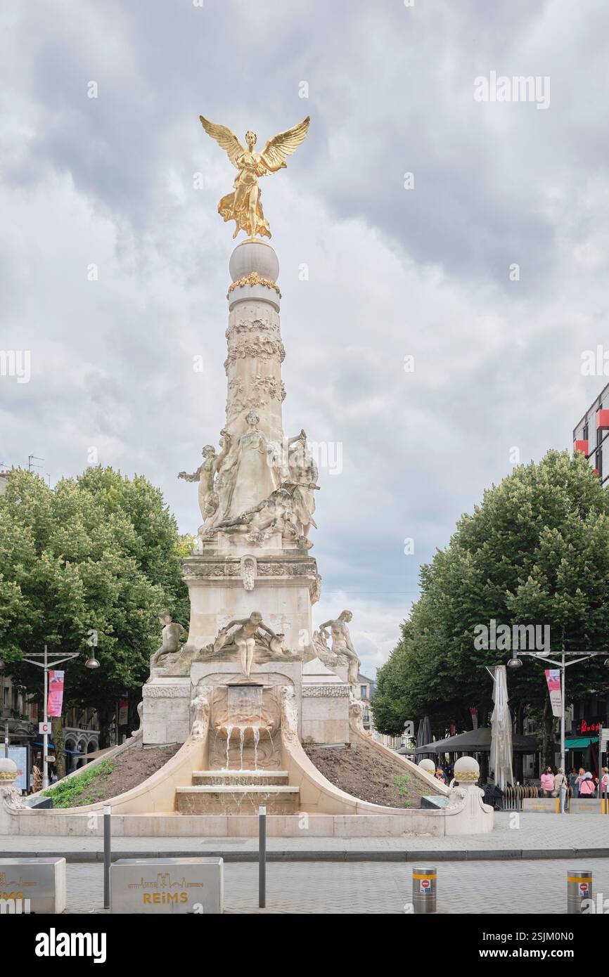 Statue of winged victory on the sube hi-res stock photography and ...