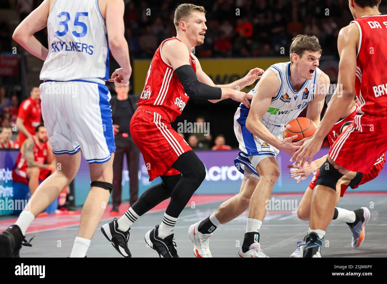 Christoph Phiilipps (Frankfurt Skyliners, #10) mit Ball im Duell mit ...