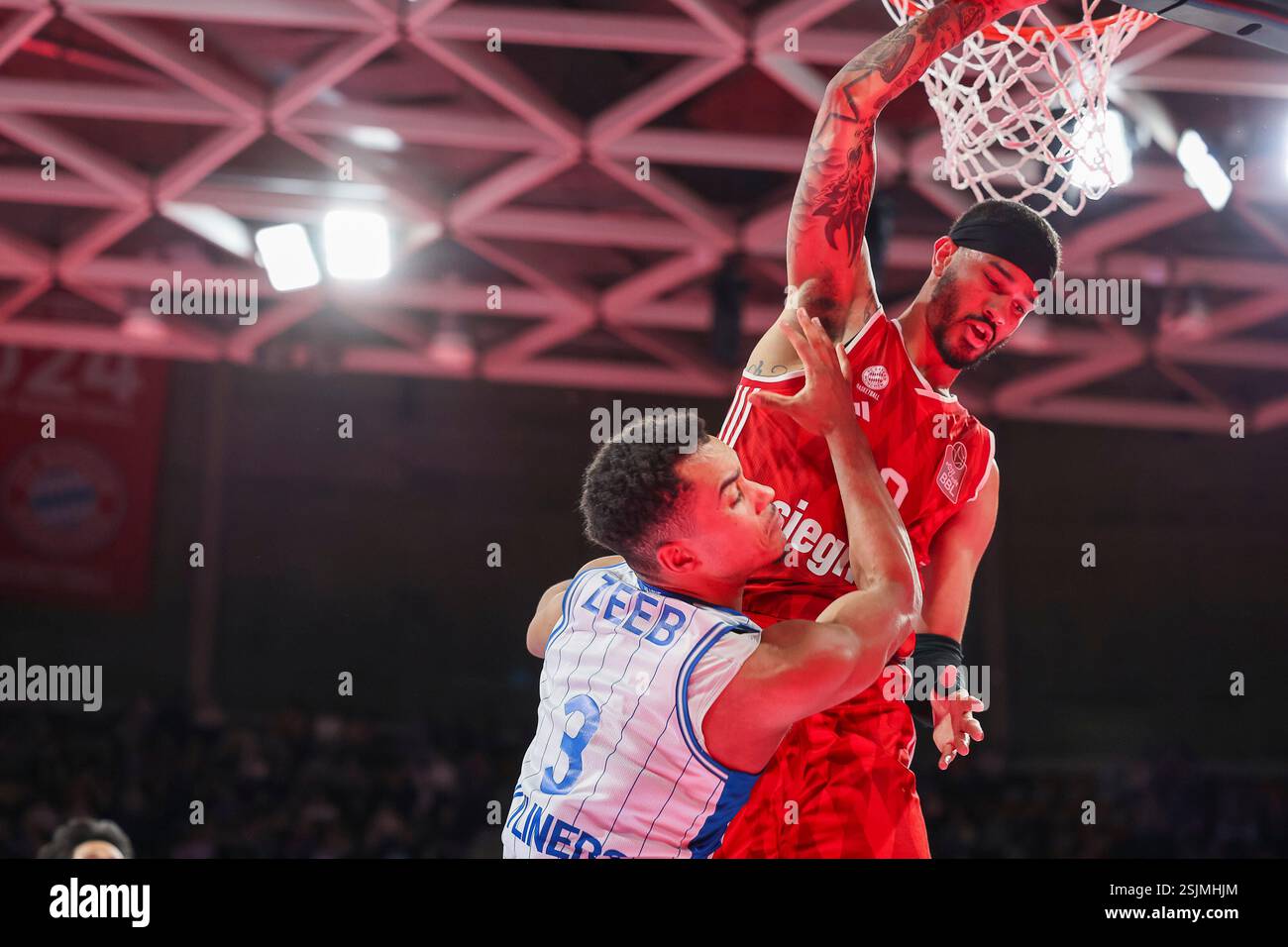 Zweikampf am Korb zwischen Nick Weiler-Babb (FC Bayern Basketball, #00 ...