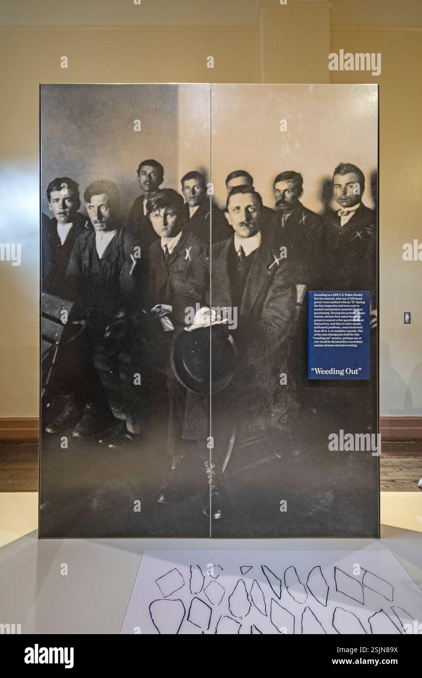 Old photograph of immigrants in Ellis Island National Museum of ...