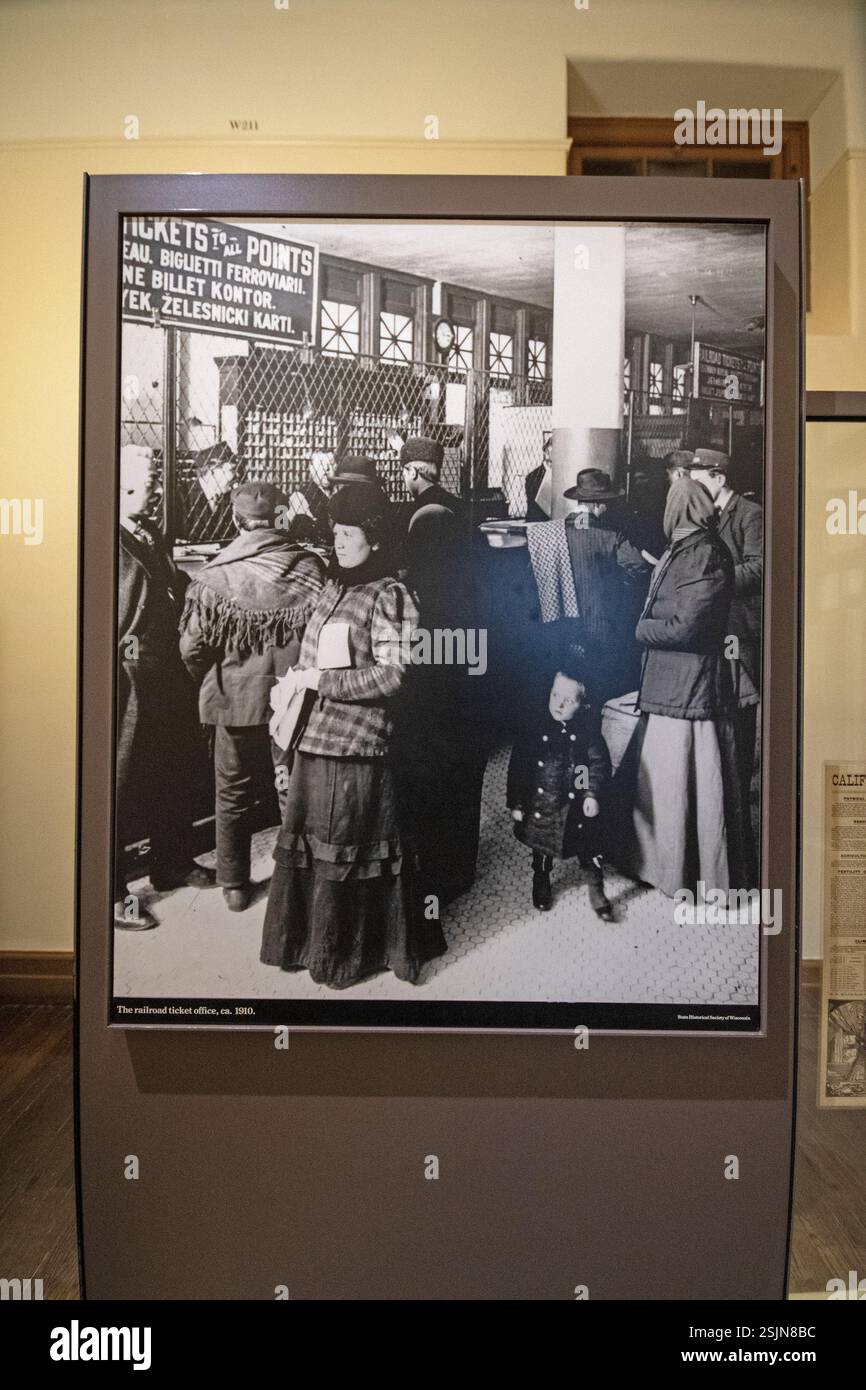 Old photograph of immigrants in Ellis Island National Museum of ...
