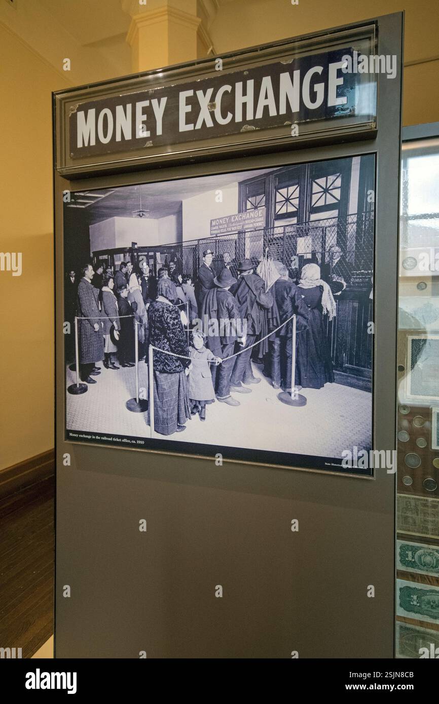 Old photograph of immigrants in Ellis Island National Museum of ...