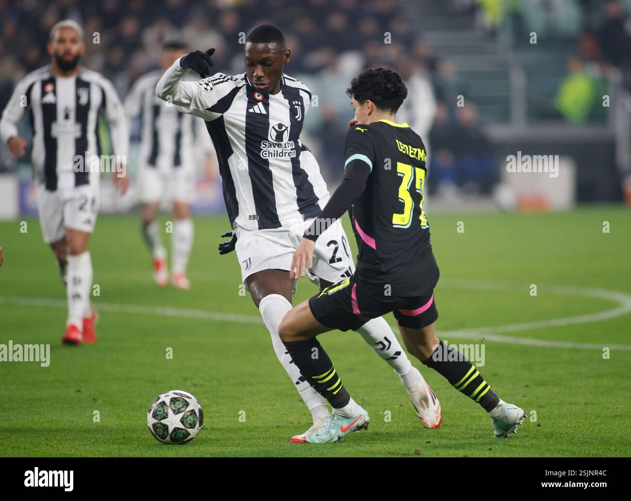 Het stadion is vol hi-res stock photography and images - Alamy