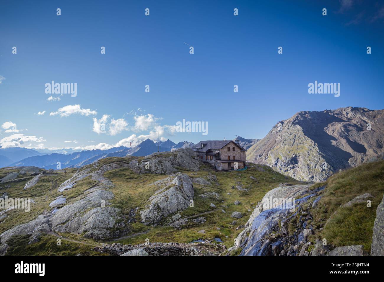 Sentiero alpino hi-res stock photography and images - Alamy