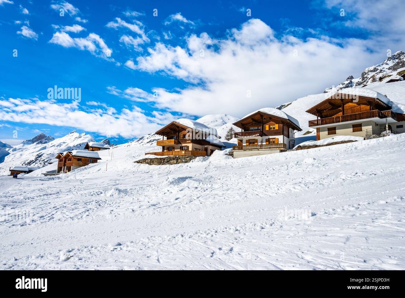 Traditional alpine wooden houses in winter mountain snow landscape ...