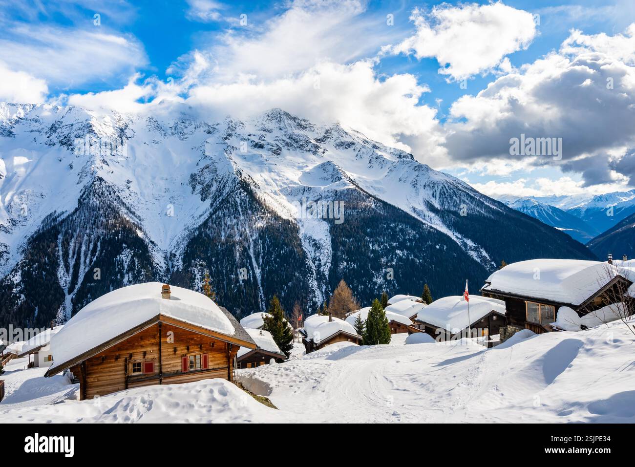 Traditional alpine wooden houses in winter mountain snow landscape ...