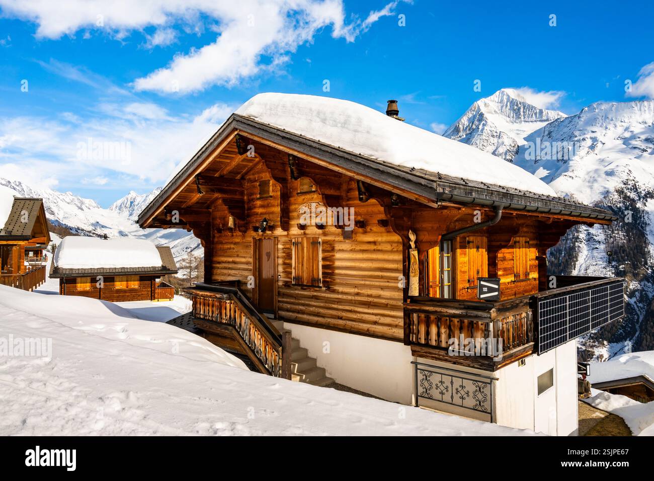 Traditional alpine wooden house in winter mountain snow landscape ...
