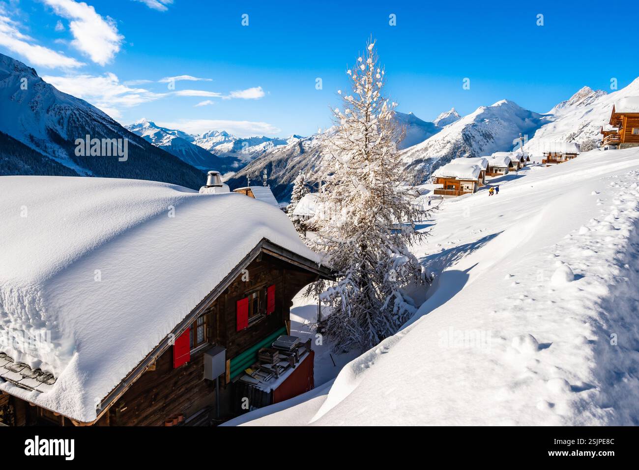 Traditional alpine wooden houses in winter mountain snow landscape ...