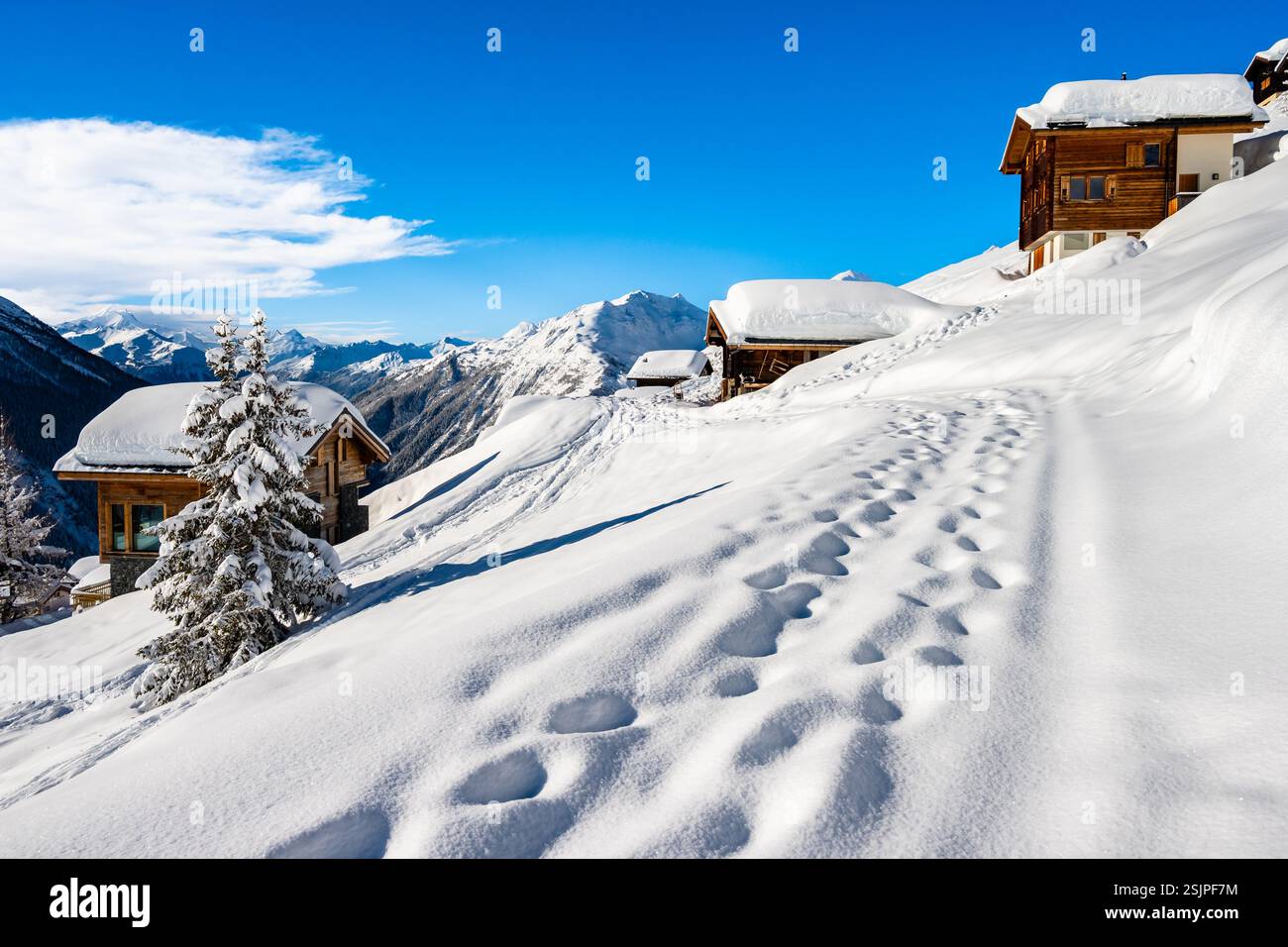 Traditional alpine wooden houses in winter mountain snow landscape ...
