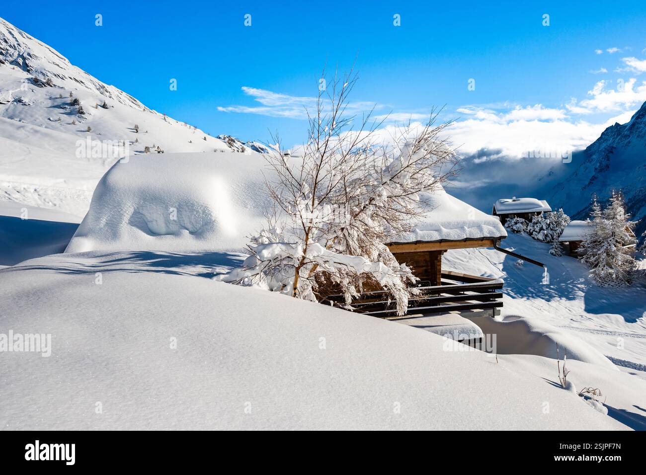 Traditional alpine wooden house in winter mountain snow landscape ...
