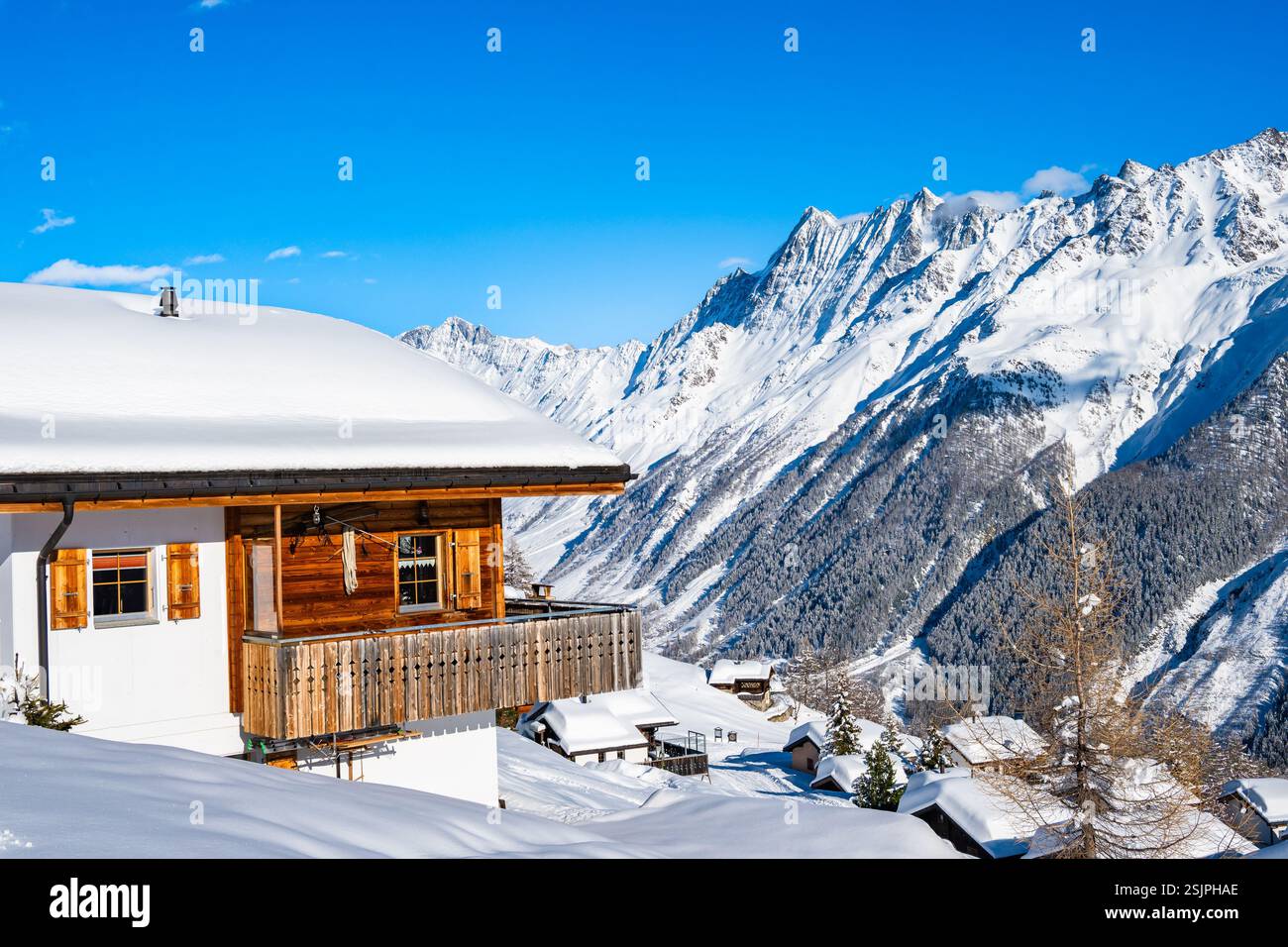 Traditional alpine wooden houses in winter mountain snow landscape ...