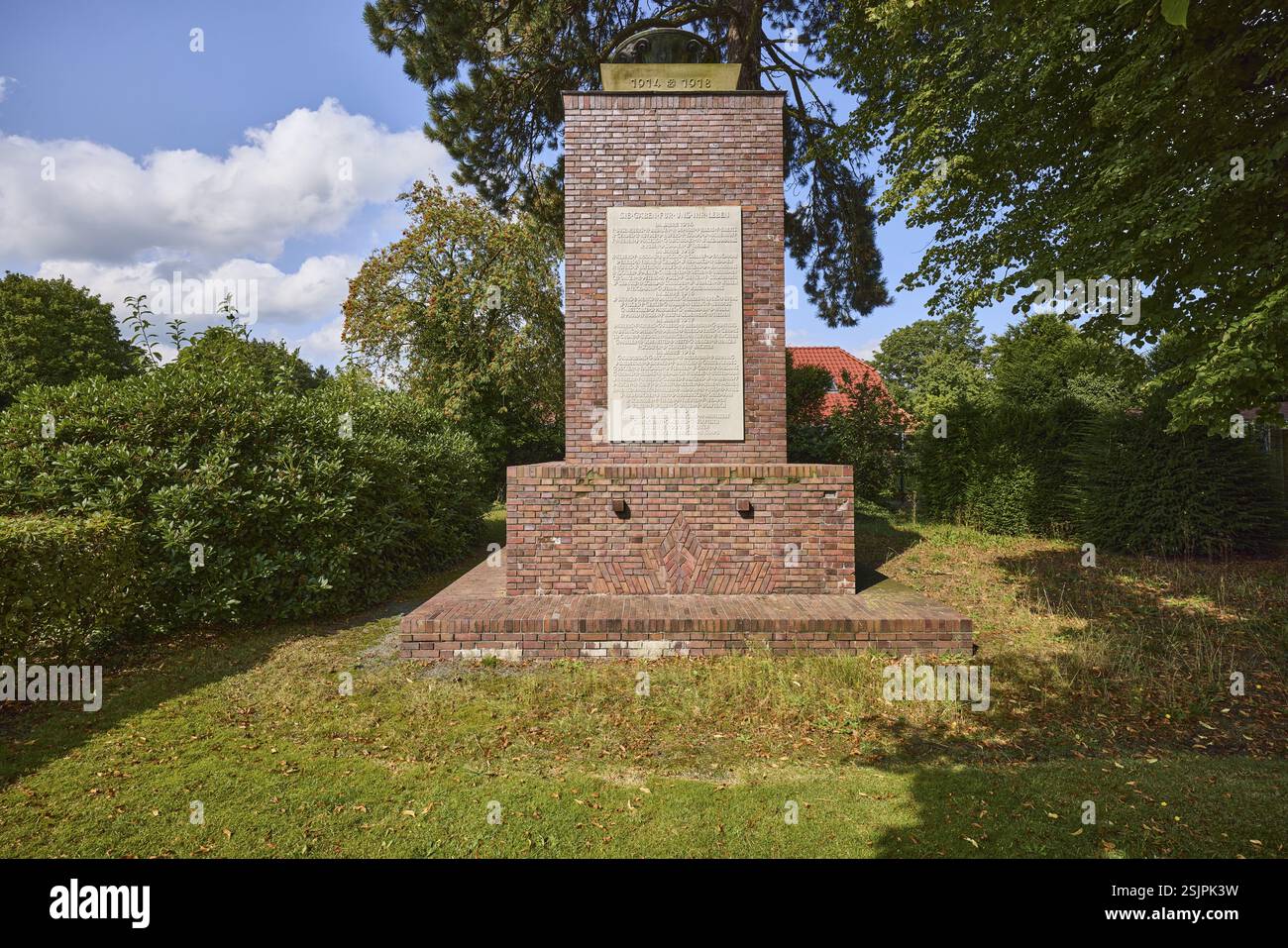 Memorial to the Fallen of the 1st World War, monument, trees, hedge ...