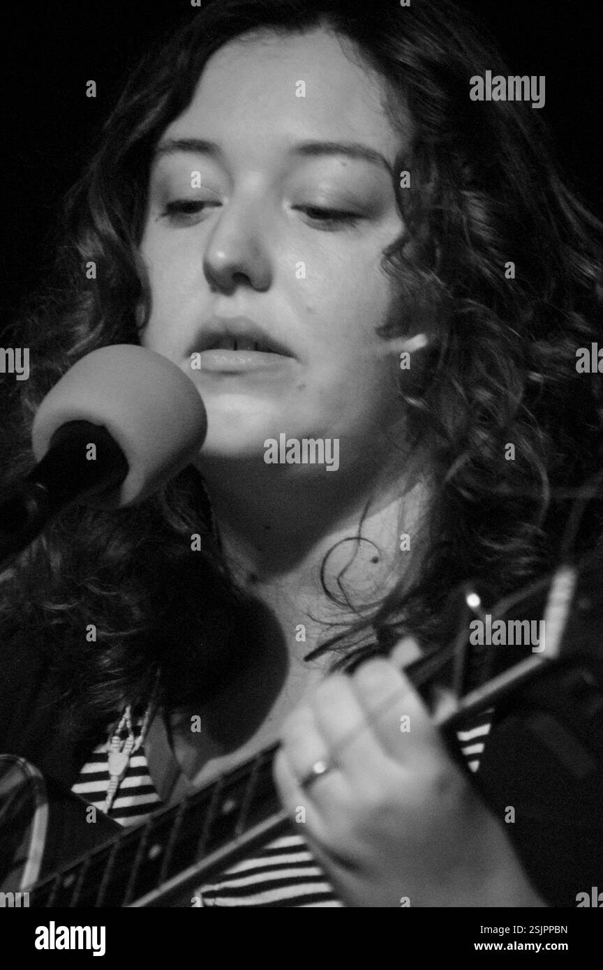 KATHRYN WILLIAMS, CONCERT, 2002: Kathryn Williams playing an intimate ...