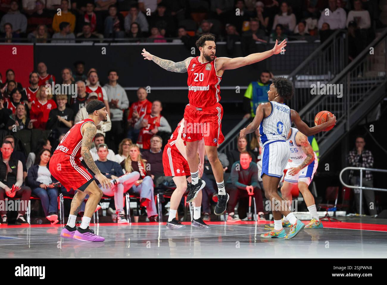 Malik Parsons (Frankfurt Skyliners, #00) mit Ball mit Elias Harris (FC ...