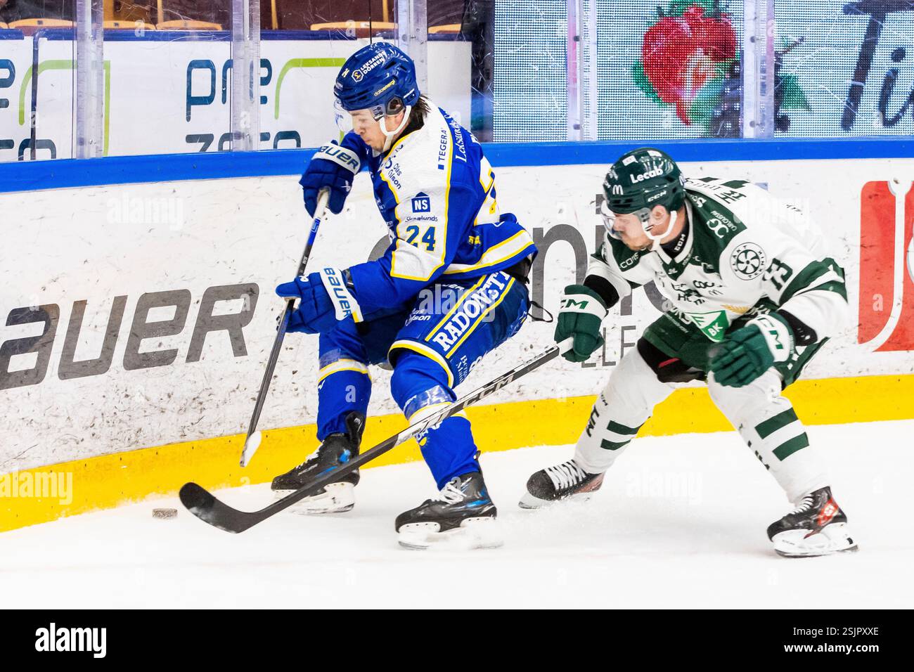 Leksand, Sverige. 11th Feb, 2025. 250211 Leksands Arvid Eljas och Färjestads Joel Kellman under ...
