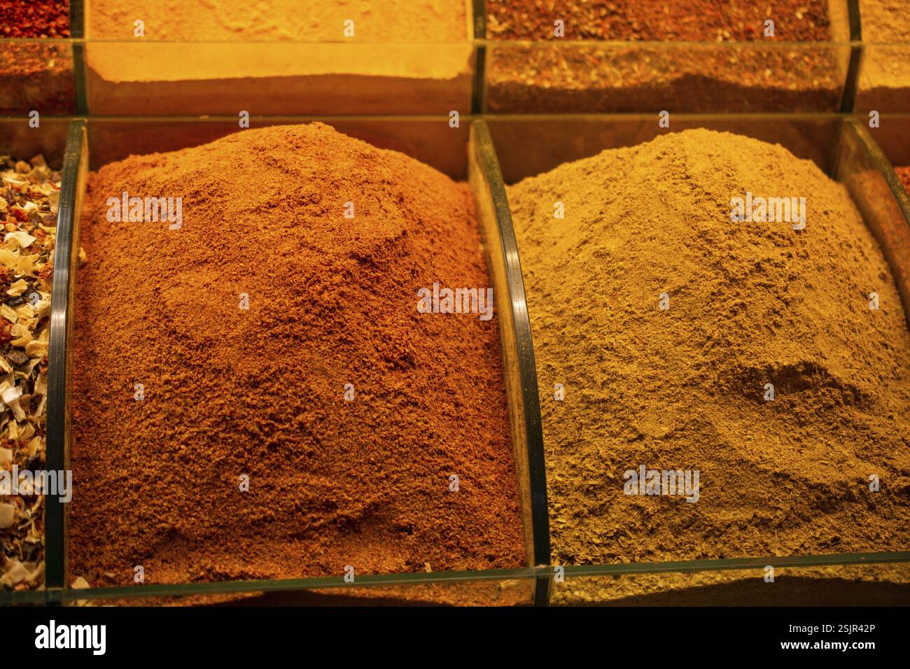 Oriental colorful spices in a traditional Turkish Spice Bazaar Stock ...